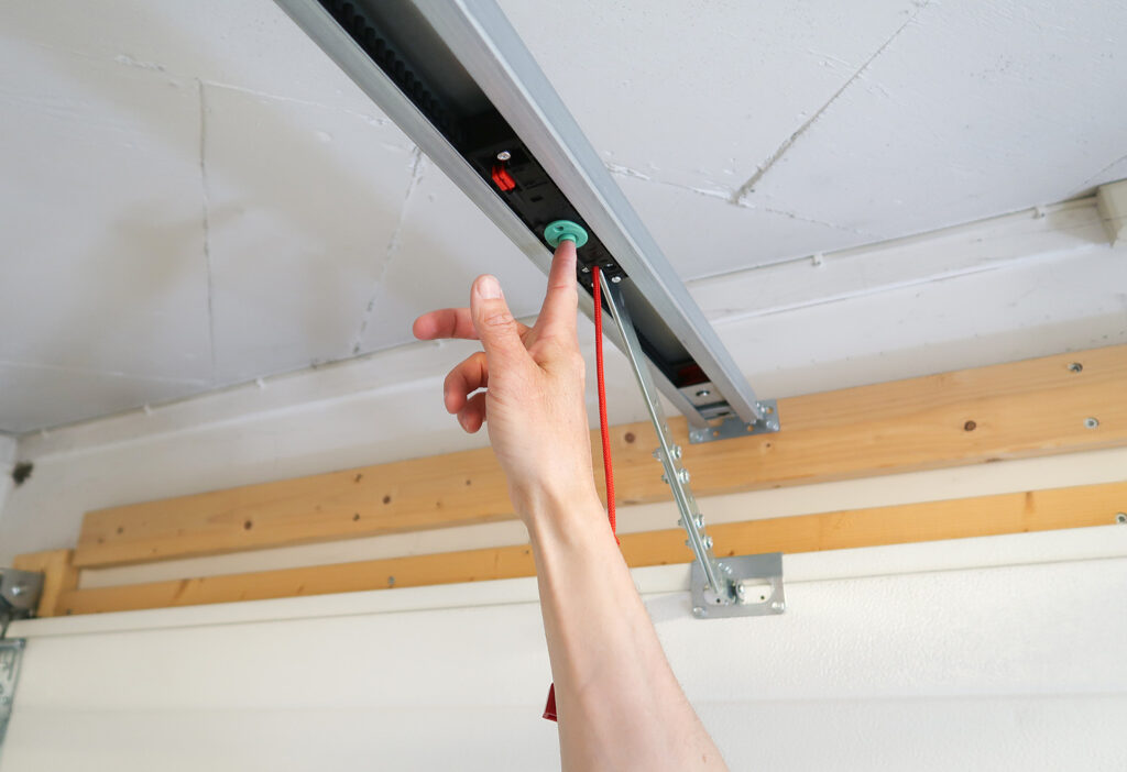 Hvordan åpne garasjeporten med nødåpneren? - Igland Garasjen